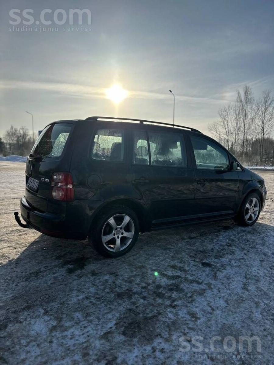 Melns Volkswagen Touran 2007 Daugavpils, ar dzinēja tilpumu 2.00 L un nobraukumu 291 tūkst. km par 3800 €, foto 14 vietnē AUTOMOTO.COM.LV