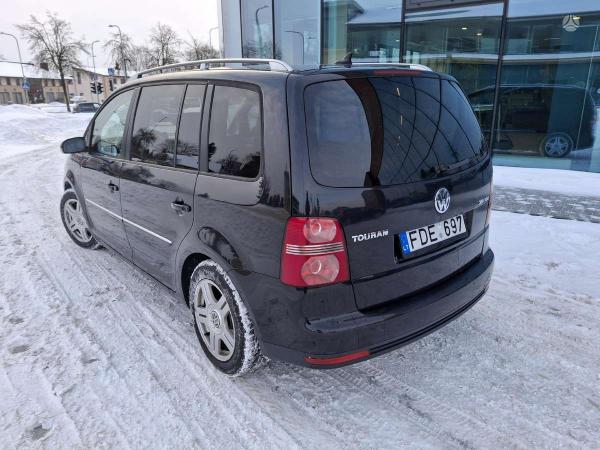 Black Volkswagen Touran 2007 in Utena, with an engine capacity of 1.97 L and mileage of 305 thousand km for 2650 €, photo 3 on AUTOMOTO.COM.LV