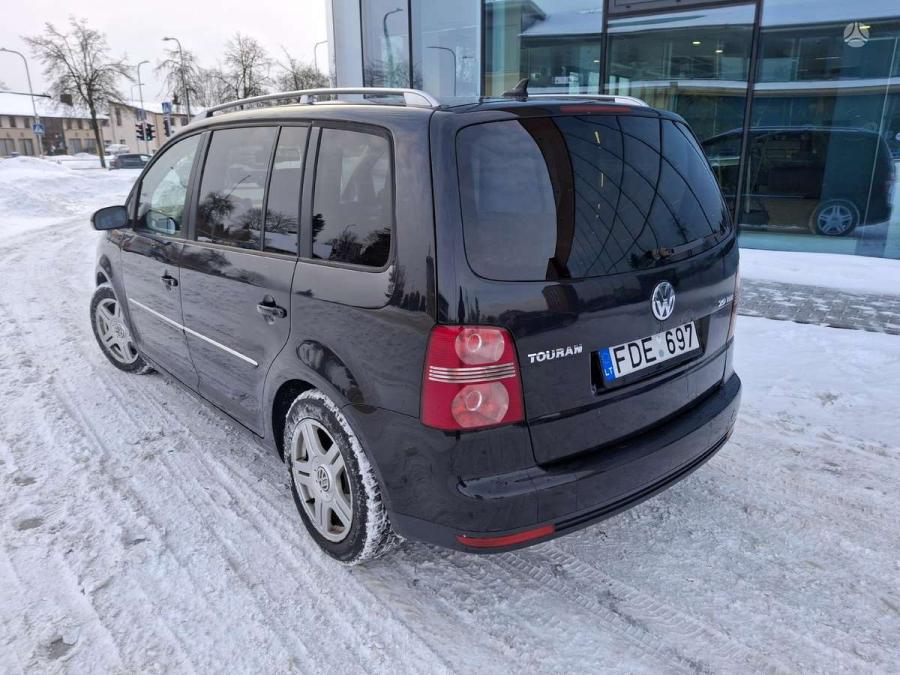 Melns Volkswagen Touran 2007 Utena, ar dzinēja tilpumu 1.97 L un nobraukumu 305 tūkst. km par 2650 €, foto 3 vietnē AUTOMOTO.COM.LV