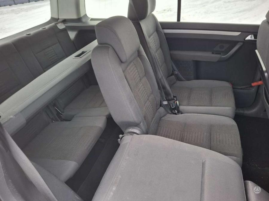 Melns Volkswagen Touran 2007 Utena, ar dzinēja tilpumu 1.97 L un nobraukumu 305 tūkst. km par 2650 €, foto 12 vietnē AUTOMOTO.COM.LV