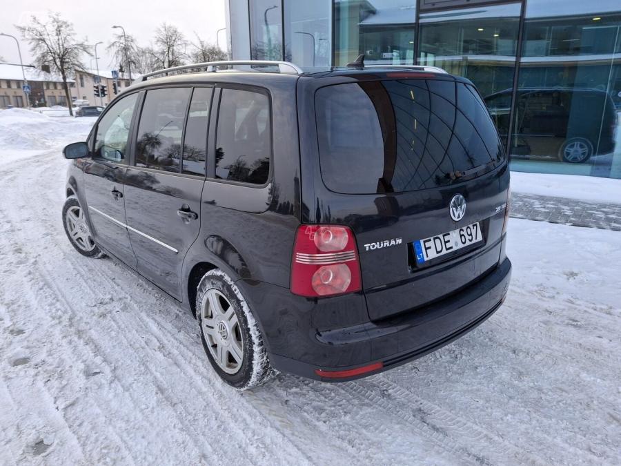 Melns Volkswagen Touran 2007 Utena, ar dzinēja tilpumu 2.00 L un nobraukumu 305 tūkst. km par 2650 €, foto 4 vietnē AUTOMOTO.COM.LV