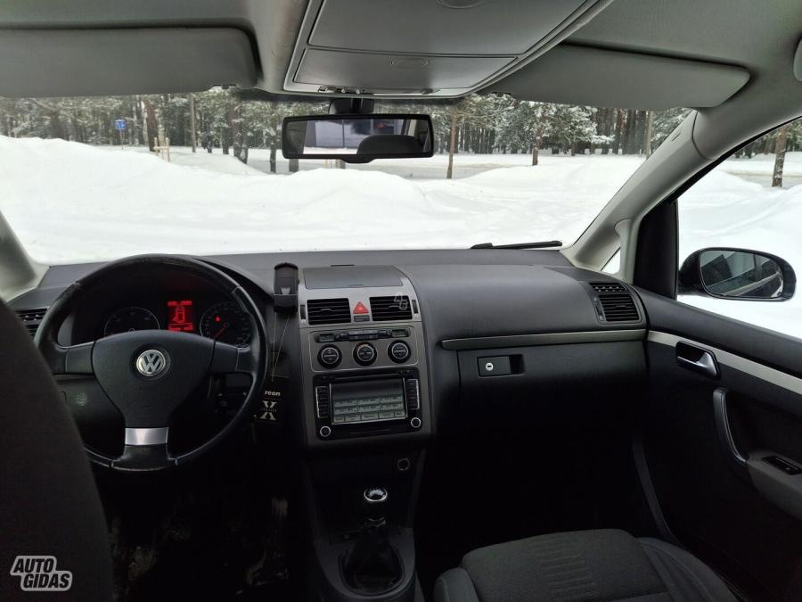 Melns Volkswagen Touran 2007 Utena, ar dzinēja tilpumu 2.00 L un nobraukumu 305 tūkst. km par 2650 €, foto 16 vietnē AUTOMOTO.COM.LV