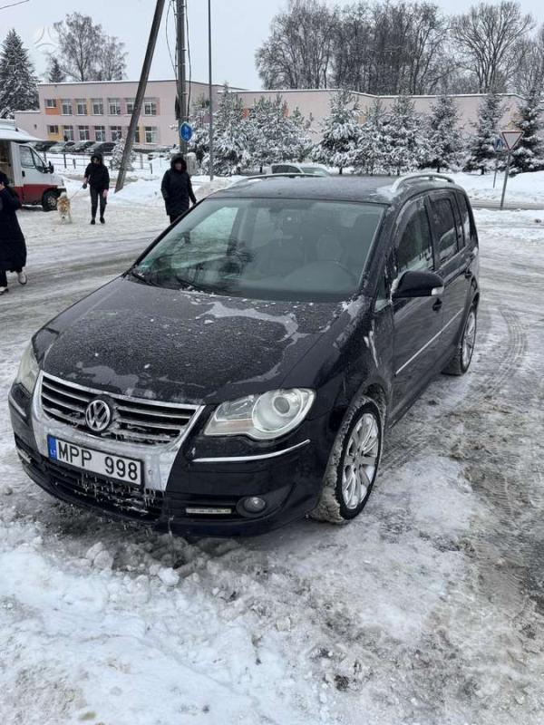 Melns Volkswagen Touran 2007 Viļņa, ar dzinēja tilpumu 1.97 L un nobraukumu 270 tūkst. km par 3550 €, foto 1 vietnē AUTOMOTO.COM.LV