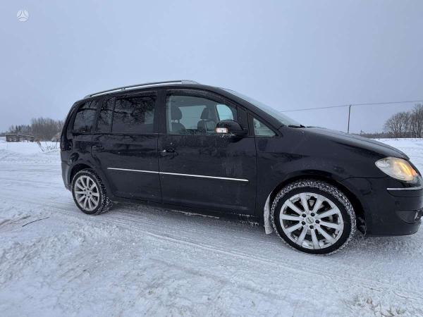 Black Volkswagen Touran 2007 in Vilnius, with an engine capacity of 1.97 L and mileage of 270 thousand km for 3550 €, photo 4 on AUTOMOTO.COM.LV