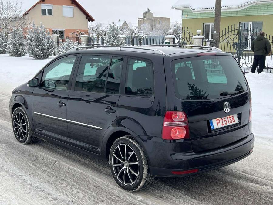 Black Volkswagen Touran 2007 in Kedainiai, with an engine capacity of 1.97 L and mileage of 263 thousand km for 3999 €, photo 4 on AUTOMOTO.COM.LV