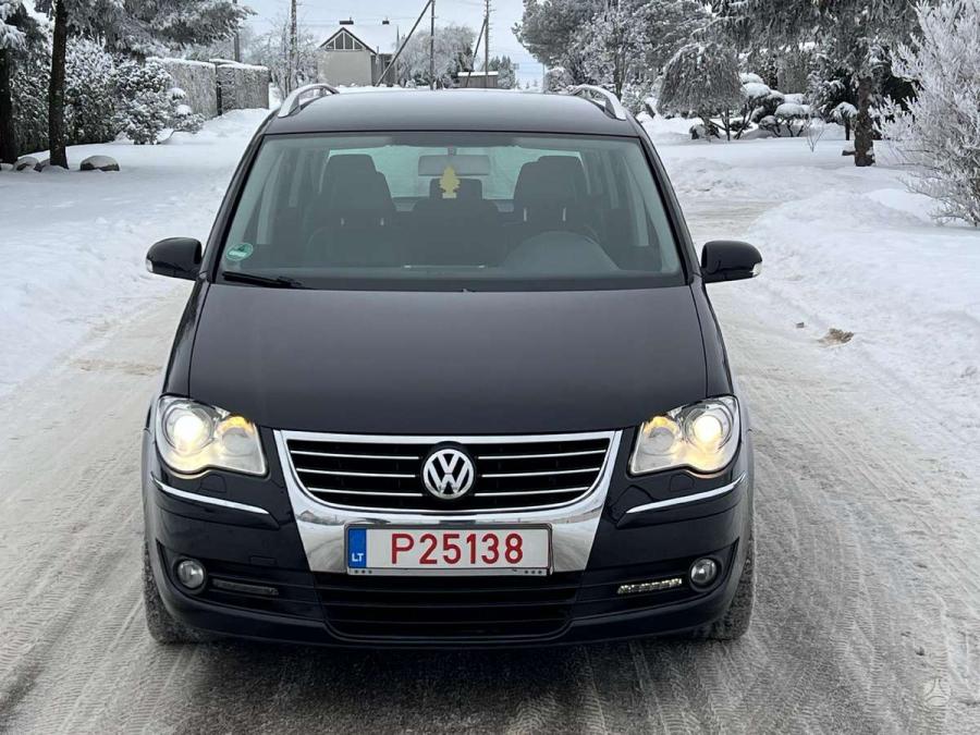 Black Volkswagen Touran 2007 in Kedainiai, with an engine capacity of 1.97 L and mileage of 263 thousand km for 3999 €, photo 7 on AUTOMOTO.COM.LV