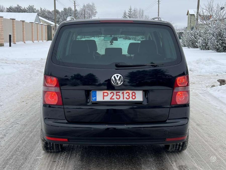Black Volkswagen Touran 2007 in Kedainiai, with an engine capacity of 1.97 L and mileage of 263 thousand km for 3999 €, photo 9 on AUTOMOTO.COM.LV
