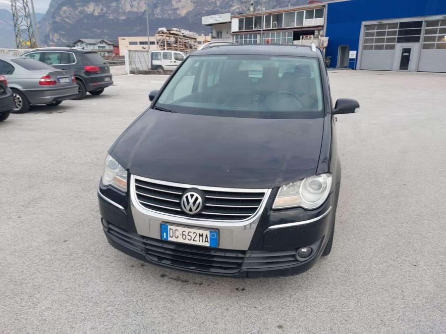 Melns Volkswagen Touran 2007 Kauņa, ar dzinēja tilpumu 2.00 L un nobraukumu 350 tūkst. km par 2600 €, foto 1 vietnē AUTOMOTO.COM.LV