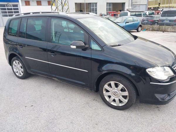 Melns Volkswagen Touran 2007 Kauņa, ar dzinēja tilpumu 2.00 L un nobraukumu 350 tūkst. km par 2600 €, foto 2 vietnē AUTOMOTO.COM.LV
