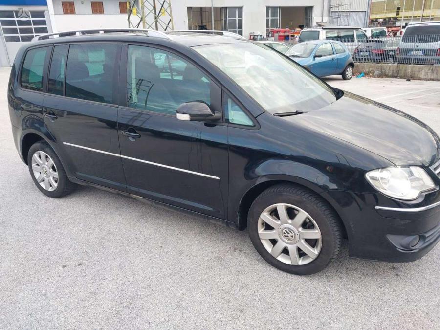 Melns Volkswagen Touran 2007 Kauņa, ar dzinēja tilpumu 2.00 L un nobraukumu 350 tūkst. km par 2600 €, foto 2 vietnē AUTOMOTO.COM.LV