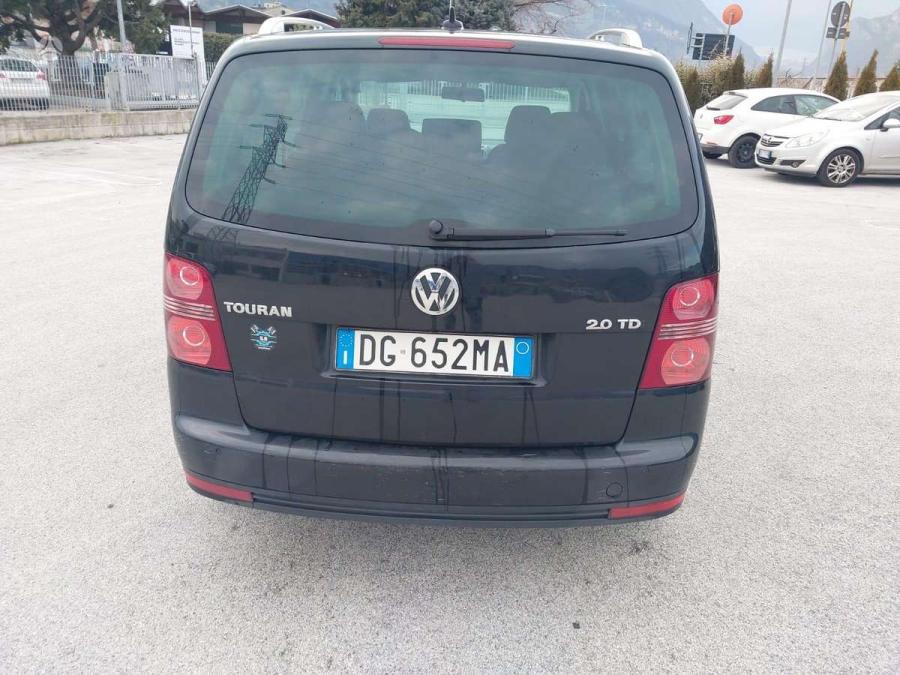 Melns Volkswagen Touran 2007 Kauņa, ar dzinēja tilpumu 2.00 L un nobraukumu 350 tūkst. km par 2600 €, foto 3 vietnē AUTOMOTO.COM.LV