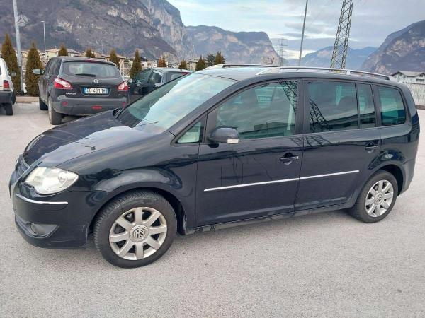 Melns Volkswagen Touran 2007 Kauņa, ar dzinēja tilpumu 2.00 L un nobraukumu 350 tūkst. km par 2600 €, foto 4 vietnē AUTOMOTO.COM.LV