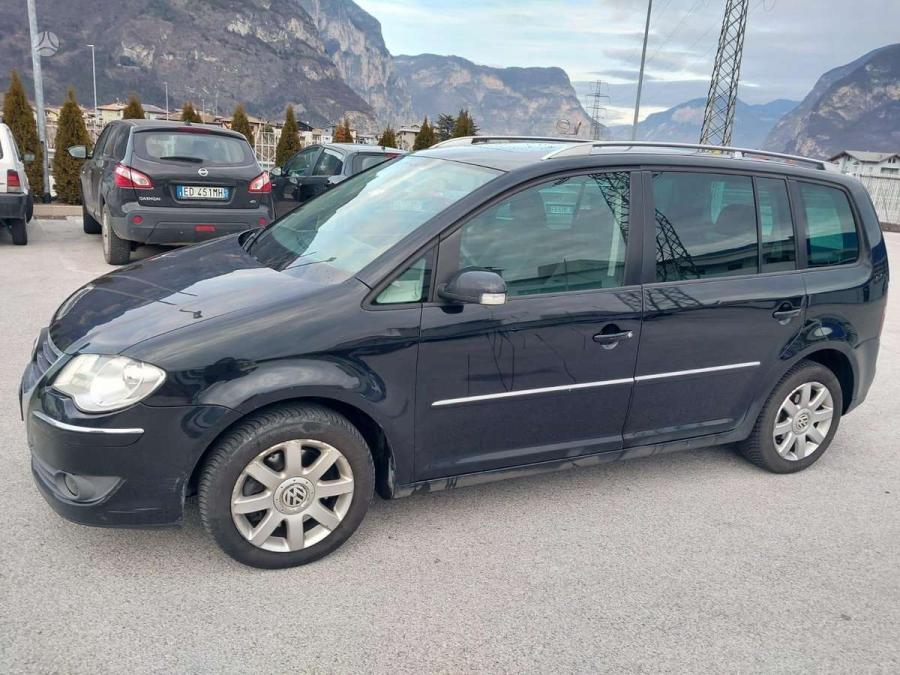 Melns Volkswagen Touran 2007 Kauņa, ar dzinēja tilpumu 2.00 L un nobraukumu 350 tūkst. km par 2600 €, foto 4 vietnē AUTOMOTO.COM.LV