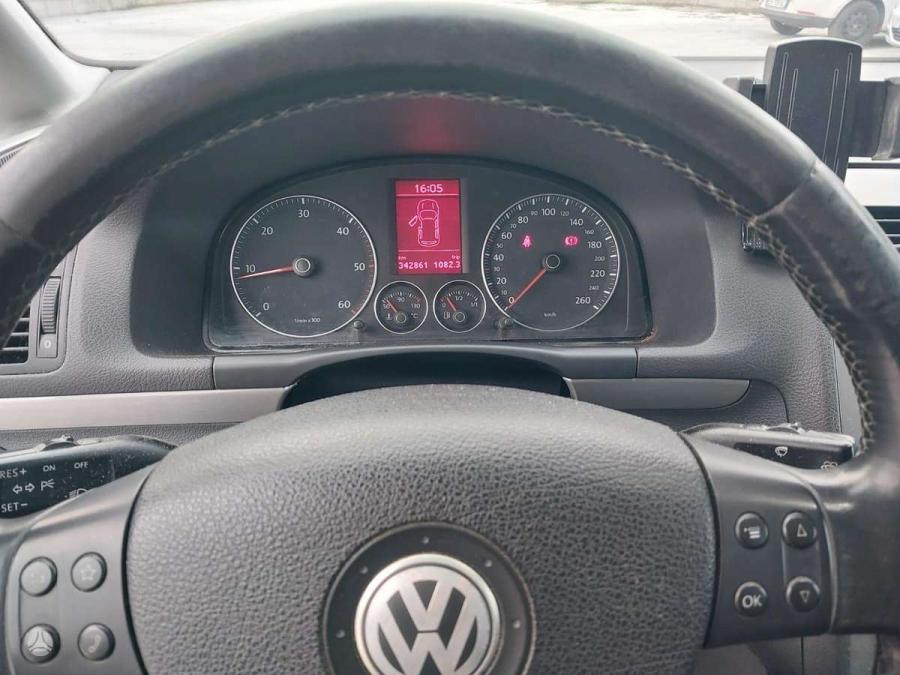 Melns Volkswagen Touran 2007 Kauņa, ar dzinēja tilpumu 2.00 L un nobraukumu 350 tūkst. km par 2600 €, foto 6 vietnē AUTOMOTO.COM.LV