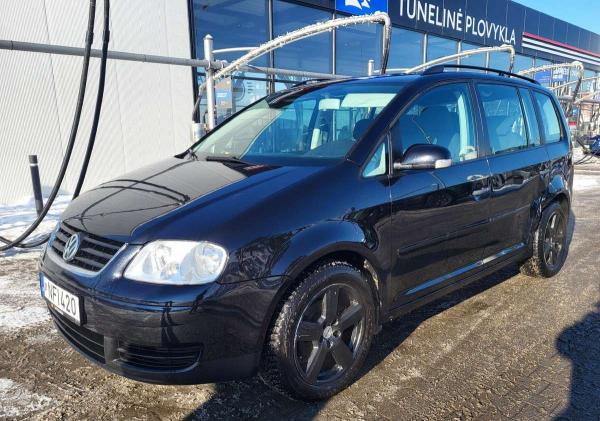 Black Volkswagen Touran 2007 in Vilnius, with an engine capacity of 1.39 L and mileage of 275 thousand km for 1950 €, photo 2 on AUTOMOTO.COM.LV