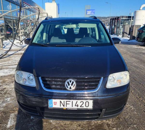 Black Volkswagen Touran 2007 in Vilnius, with an engine capacity of 1.39 L and mileage of 275 thousand km for 1950 €, photo 4 on AUTOMOTO.COM.LV