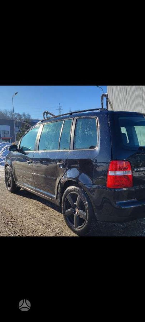 Black Volkswagen Touran 2007 in Vilnius, with an engine capacity of 1.39 L and mileage of 275 thousand km for 1950 €, photo 5 on AUTOMOTO.COM.LV
