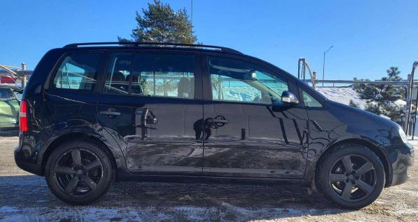 Black Volkswagen Touran 2007 in Vilnius, with an engine capacity of 1.39 L and mileage of 275 thousand km for 1950 €, photo 6 on AUTOMOTO.COM.LV