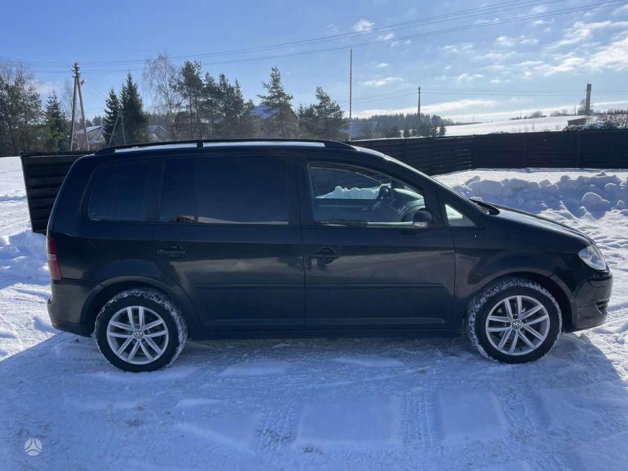 Black Volkswagen Touran 2007 in Moletai, with an engine capacity of 1.90 L and mileage of 300 thousand km for 2400 €, photo 3 on AUTOMOTO.COM.LV