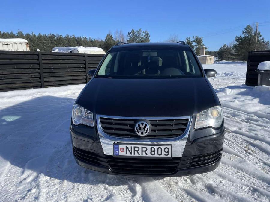 Black Volkswagen Touran 2007 in Moletai, with an engine capacity of 1.90 L and mileage of 300 thousand km for 2400 €, photo 5 on AUTOMOTO.COM.LV