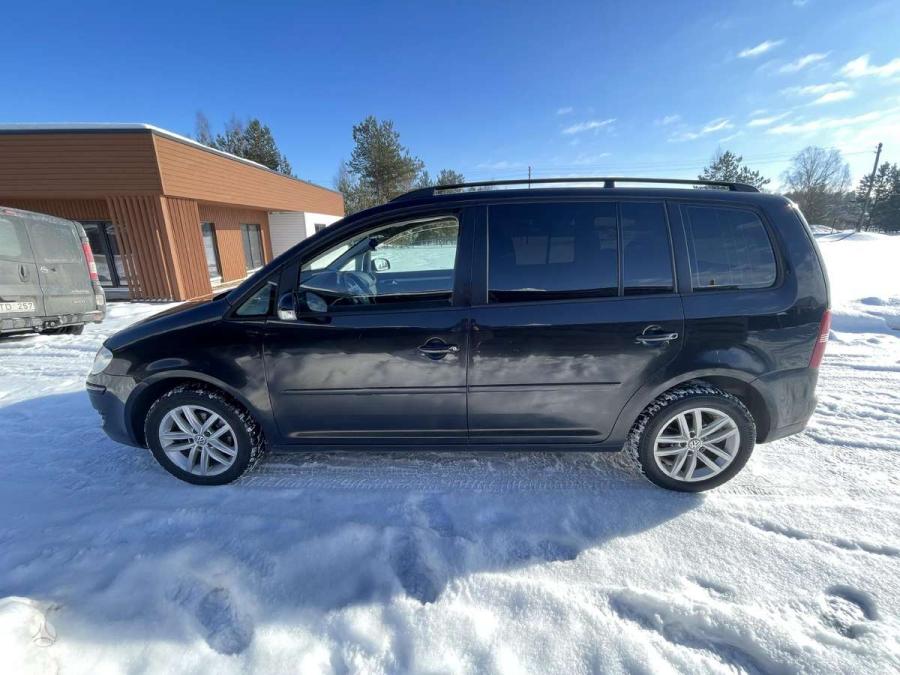 Black Volkswagen Touran 2007 in Moletai, with an engine capacity of 1.90 L and mileage of 300 thousand km for 2400 €, photo 12 on AUTOMOTO.COM.LV