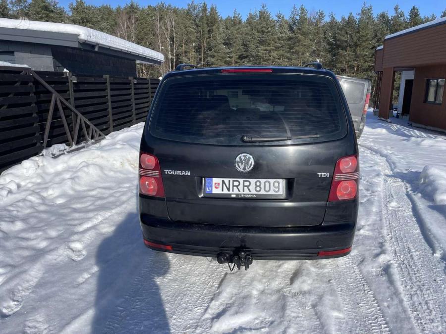 Black Volkswagen Touran 2007 in Moletai, with an engine capacity of 1.90 L and mileage of 300 thousand km for 2400 €, photo 16 on AUTOMOTO.COM.LV