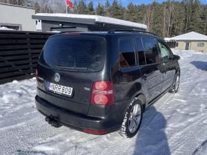 Black Volkswagen Touran 2007 in Moletai, with an engine capacity of 1.90 L and mileage of 300 thousand km for 2400 €, photo 17 on AUTOMOTO.COM.LV