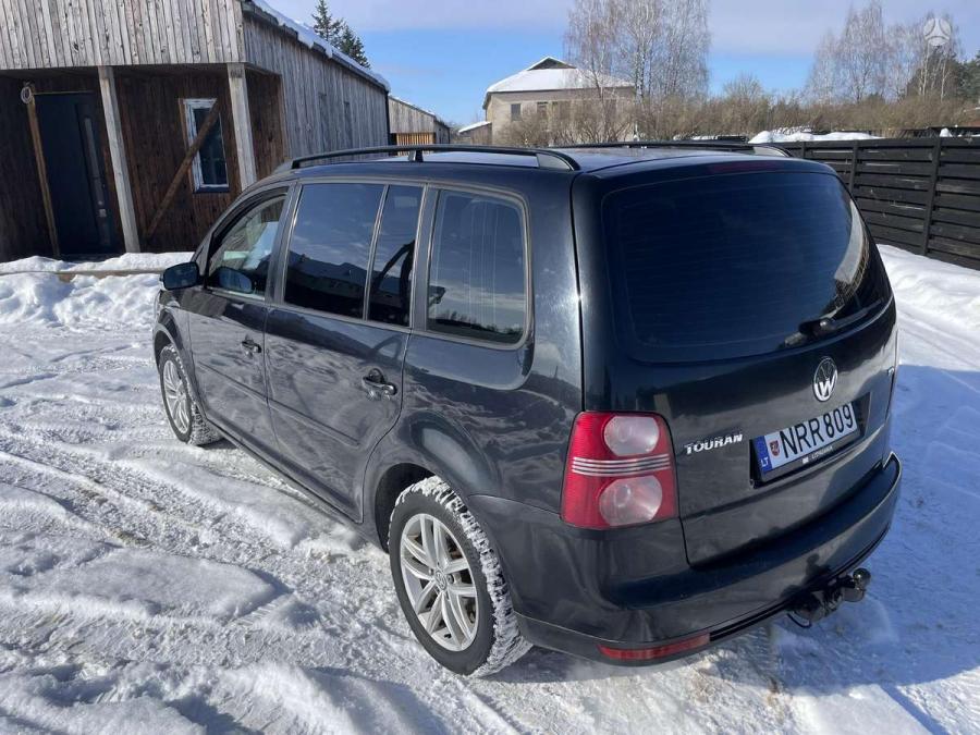 Black Volkswagen Touran 2007 in Moletai, with an engine capacity of 1.90 L and mileage of 300 thousand km for 2400 €, photo 18 on AUTOMOTO.COM.LV