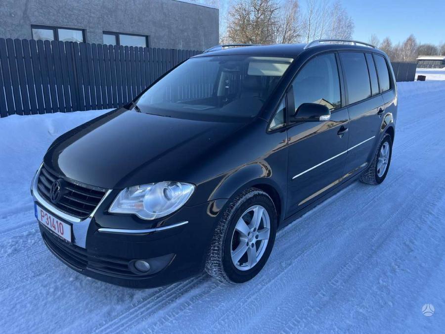 Black Volkswagen Touran 2007 in Kedainiai, with an engine capacity of 1.97 L and mileage of 323 thousand km for 3650 €, photo 1 on AUTOMOTO.COM.LV