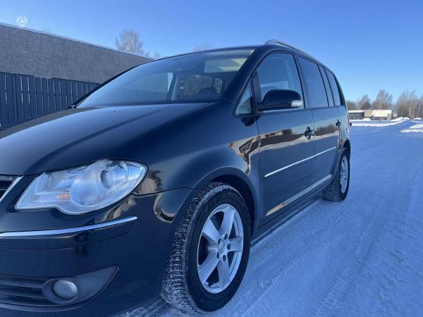 Black Volkswagen Touran 2007 in Kedainiai, with an engine capacity of 1.97 L and mileage of 323 thousand km for 3650 €, photo 2 on AUTOMOTO.COM.LV