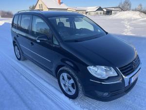 Black Volkswagen Touran 2007 in Kedainiai, with an engine capacity of 1.97 L and mileage of 323 thousand km for 3650 €, photo 3 on AUTOMOTO.COM.LV