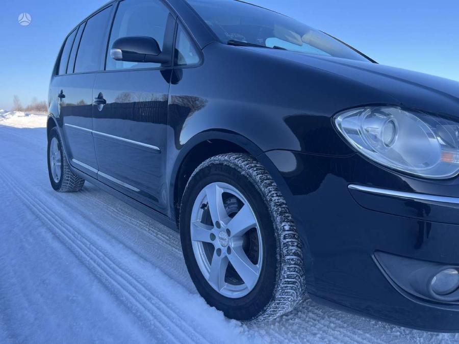 Black Volkswagen Touran 2007 in Kedainiai, with an engine capacity of 1.97 L and mileage of 323 thousand km for 3650 €, photo 4 on AUTOMOTO.COM.LV