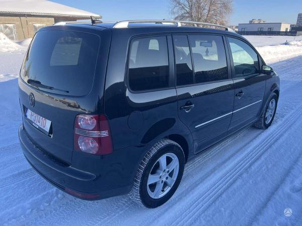 Black Volkswagen Touran 2007 in Kedainiai, with an engine capacity of 1.97 L and mileage of 323 thousand km for 3650 €, photo 5 on AUTOMOTO.COM.LV
