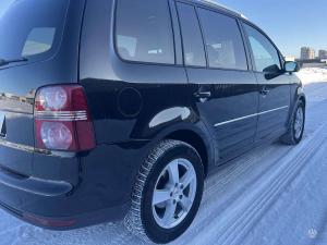 Black Volkswagen Touran 2007 in Kedainiai, with an engine capacity of 1.97 L and mileage of 323 thousand km for 3650 €, photo 6 on AUTOMOTO.COM.LV