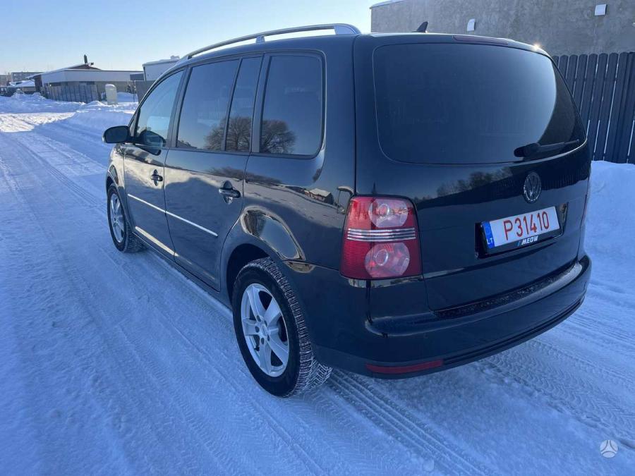 Black Volkswagen Touran 2007 in Kedainiai, with an engine capacity of 1.97 L and mileage of 323 thousand km for 3650 €, photo 7 on AUTOMOTO.COM.LV