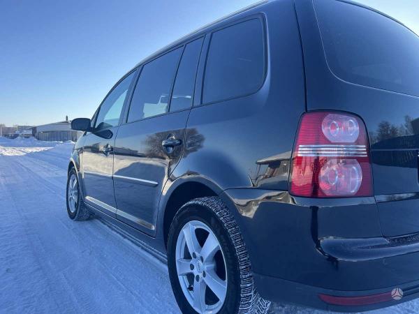Black Volkswagen Touran 2007 in Kedainiai, with an engine capacity of 1.97 L and mileage of 323 thousand km for 3650 €, photo 8 on AUTOMOTO.COM.LV