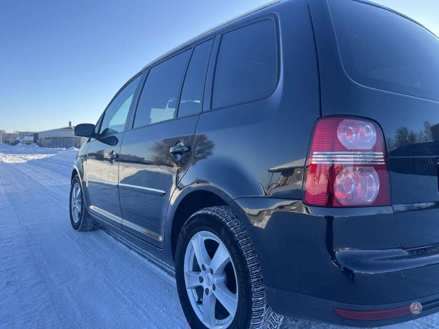 Black Volkswagen Touran 2007 in Kedainiai, with an engine capacity of 1.97 L and mileage of 323 thousand km for 3650 €, photo 8 on AUTOMOTO.COM.LV