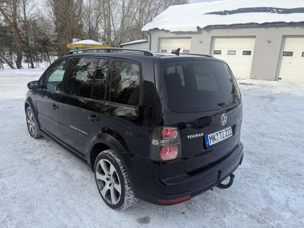Melns Volkswagen Touran 2007 Marijampole, ar dzinēja tilpumu 1.97 L un nobraukumu 280 tūkst. km par 3500 €, foto 3 vietnē AUTOMOTO.COM.LV