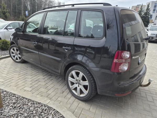 Black Volkswagen Touran 2007 in Vilnius, with an engine capacity of 1.90 L and mileage of 258 thousand km for 950 €, photo 3 on AUTOMOTO.COM.LV