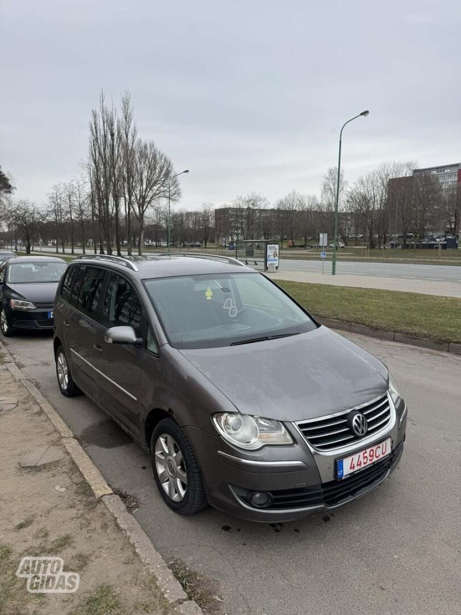 Black Volkswagen Touran 2007 in Klaipeda, with an engine capacity of 2.00 L and mileage of 313 thousand km for 1350 €, photo 3 on AUTOMOTO.COM.LV