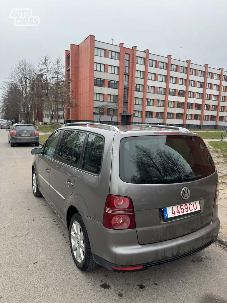 Black Volkswagen Touran 2007 in Klaipeda, with an engine capacity of 2.00 L and mileage of 313 thousand km for 1350 €, photo 5 on AUTOMOTO.COM.LV
