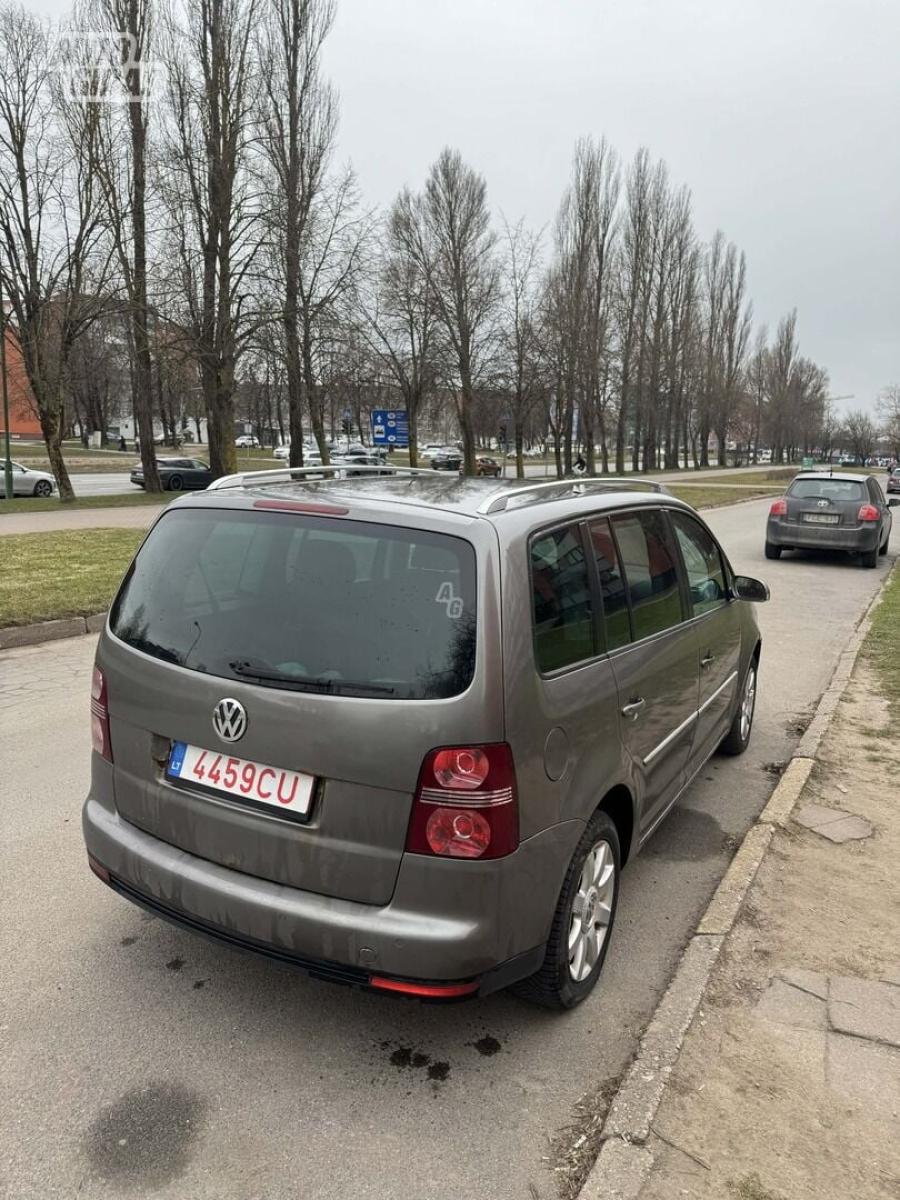 Black Volkswagen Touran 2007 in Klaipeda, with an engine capacity of 2.00 L and mileage of 313 thousand km for 1350 €, photo 6 on AUTOMOTO.COM.LV