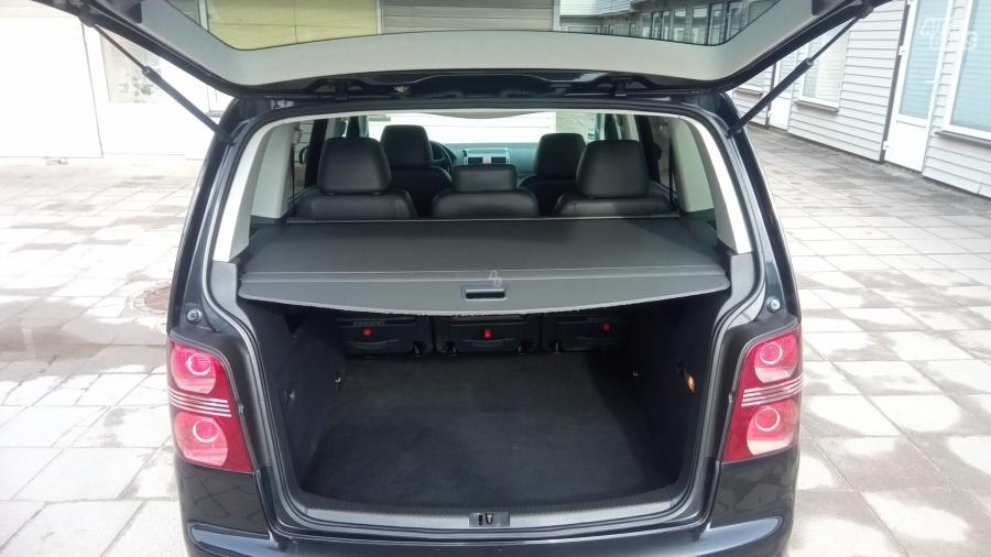 Black Volkswagen Touran 2007 in Vilnius, with an engine capacity of 2.00 L and mileage of 251 thousand km for 4550 €, photo 5 on AUTOMOTO.COM.LV