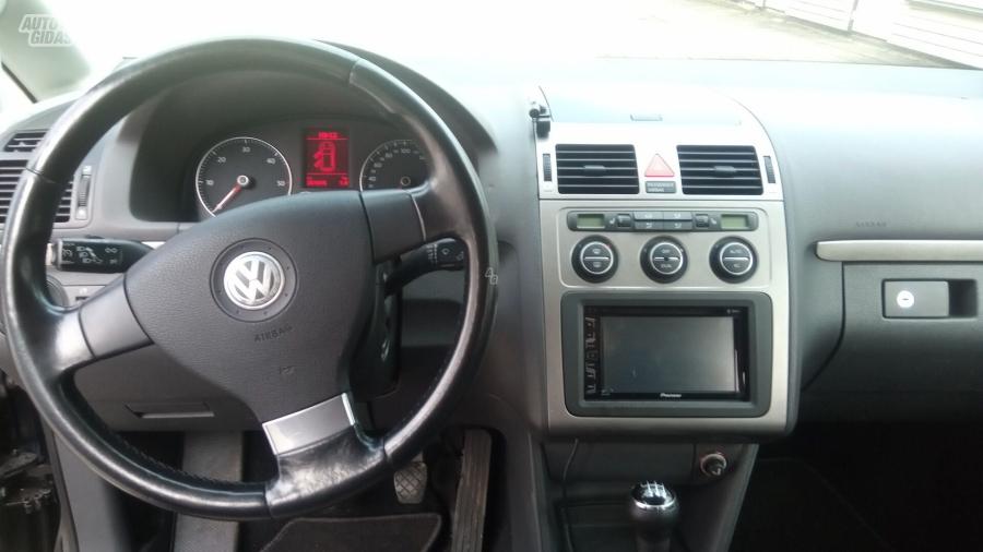 Black Volkswagen Touran 2007 in Vilnius, with an engine capacity of 2.00 L and mileage of 251 thousand km for 4550 €, photo 8 on AUTOMOTO.COM.LV