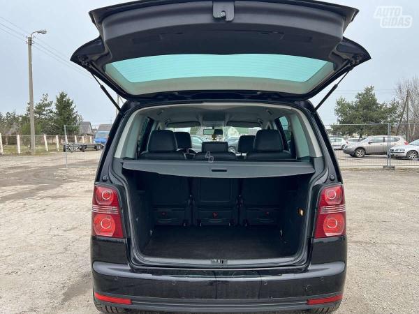 Melns Volkswagen Touran 2007 Kėdainiai, ar dzinēja tilpumu 2.00 L un nobraukumu 263 tūkst. km par 3899 €, foto 10 vietnē AUTOMOTO.COM.LV