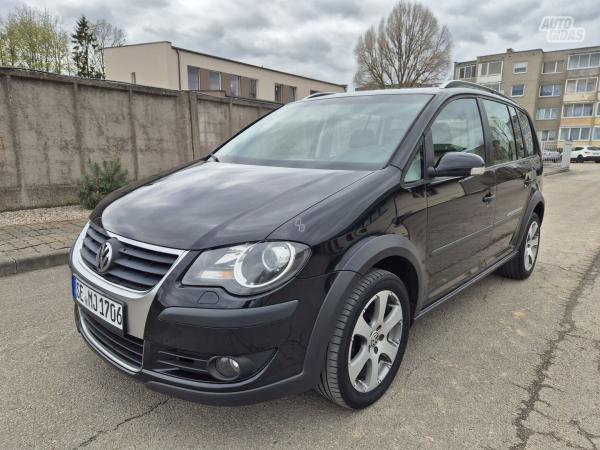 Black Volkswagen Touran 2007 in Mazeikiai, with an engine capacity of 2.00 L and mileage of 293 thousand km for 4200 €, photo 1 on AUTOMOTO.COM.LV