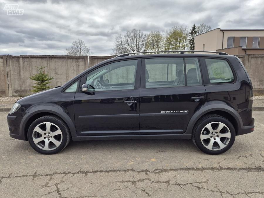 Black Volkswagen Touran 2007 in Mazeikiai, with an engine capacity of 2.00 L and mileage of 293 thousand km for 4200 €, photo 3 on AUTOMOTO.COM.LV