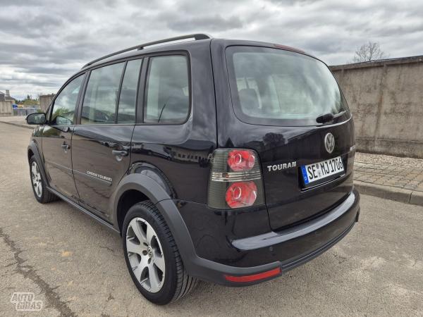 Black Volkswagen Touran 2007 in Mazeikiai, with an engine capacity of 2.00 L and mileage of 293 thousand km for 4200 €, photo 3 on AUTOMOTO.COM.LV