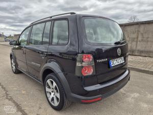 Black Volkswagen Touran 2007 in Mazeikiai, with an engine capacity of 2.00 L and mileage of 293 thousand km for 4200 €, photo 4 on AUTOMOTO.COM.LV