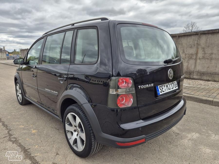Black Volkswagen Touran 2007 in Mazeikiai, with an engine capacity of 2.00 L and mileage of 293 thousand km for 4200 €, photo 4 on AUTOMOTO.COM.LV